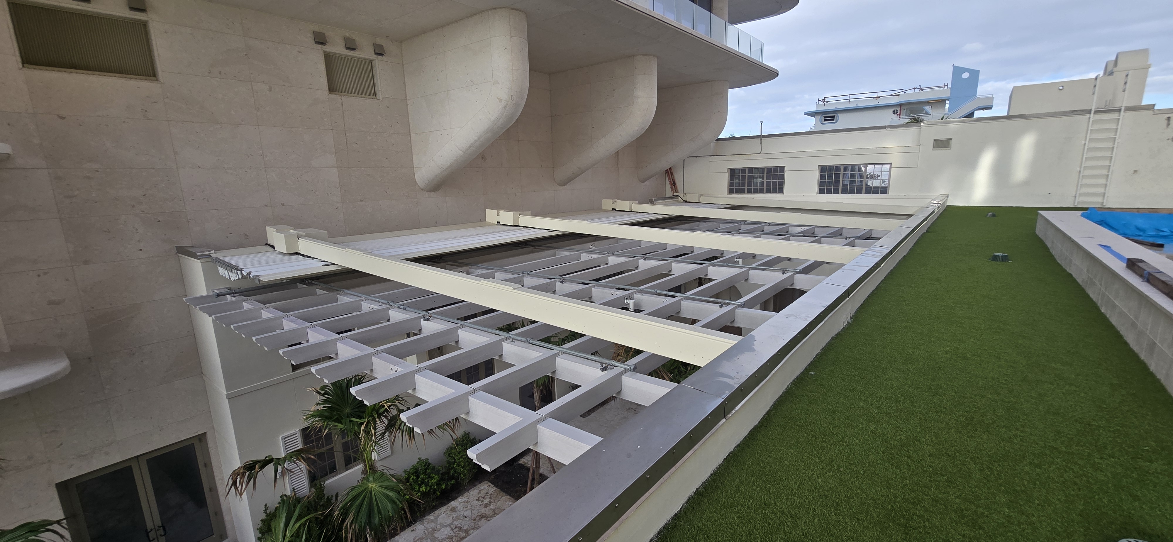 Retractable Awning at Seaway Villa | En-Fold® Retractable Awning by Uni ...